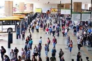 Governo do Distrito Federal mantém tarifas de ônibus congeladas até ...