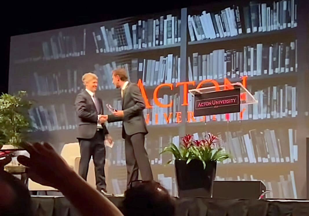 Nos Estados Unidos, Marcel van Hattem recebe Prêmio Alumni Achievement ...